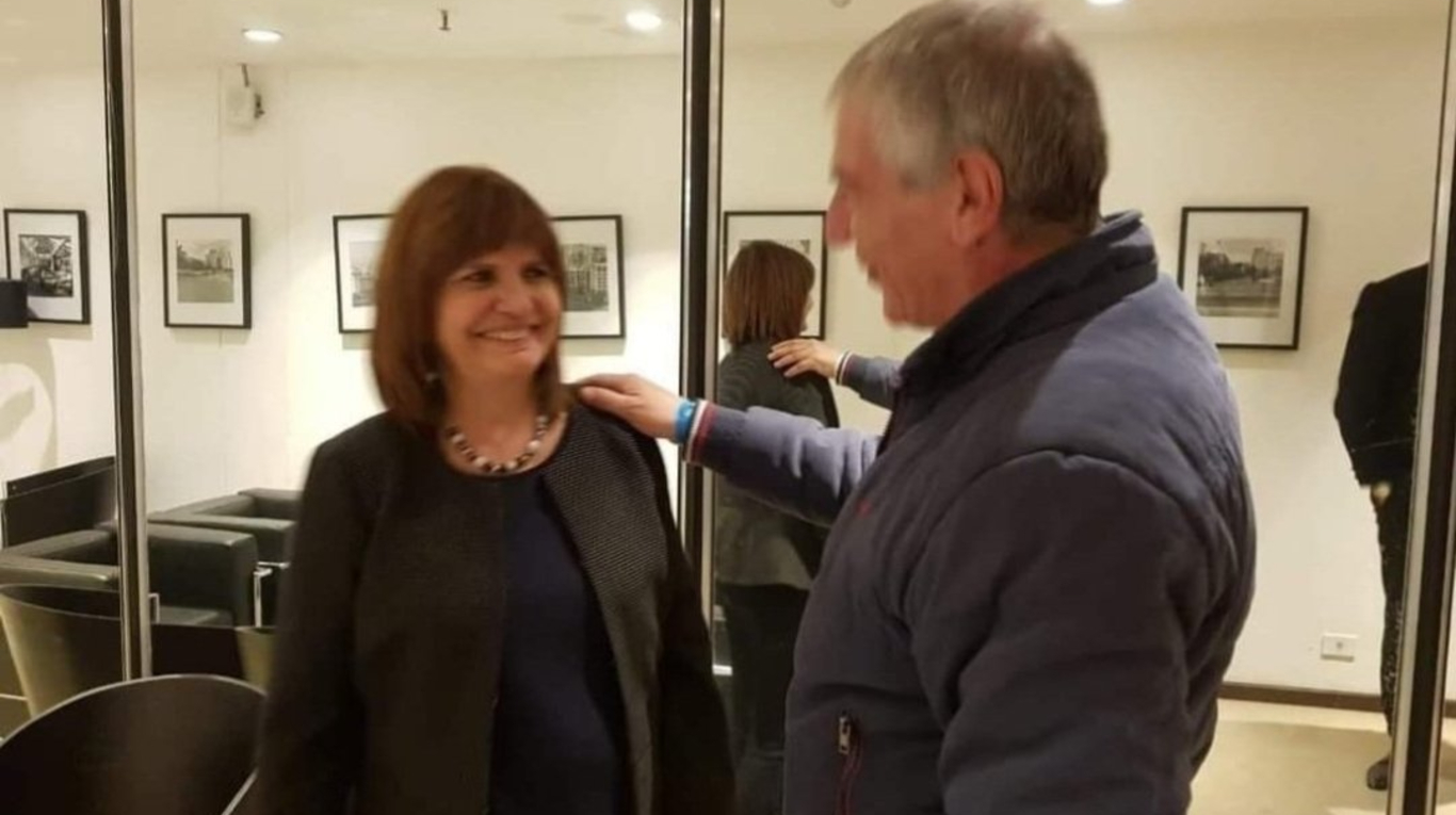 Bruzzone, el primer narcotuitero: militancia PRO, foto con Bullrich y ...